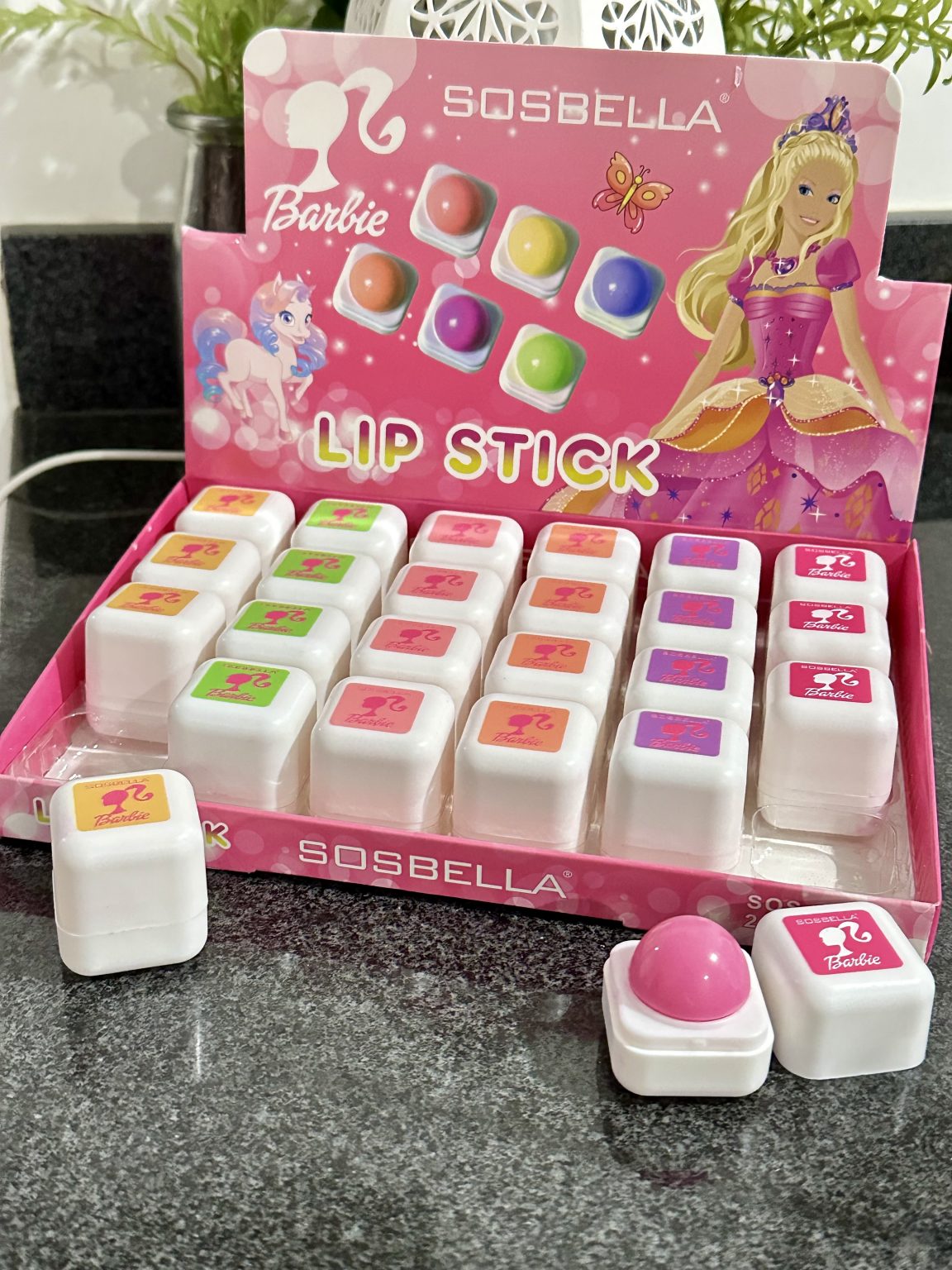 Cajita con 24 Lip Stick Bálsamo Labial BARBIE – Rainbow Love